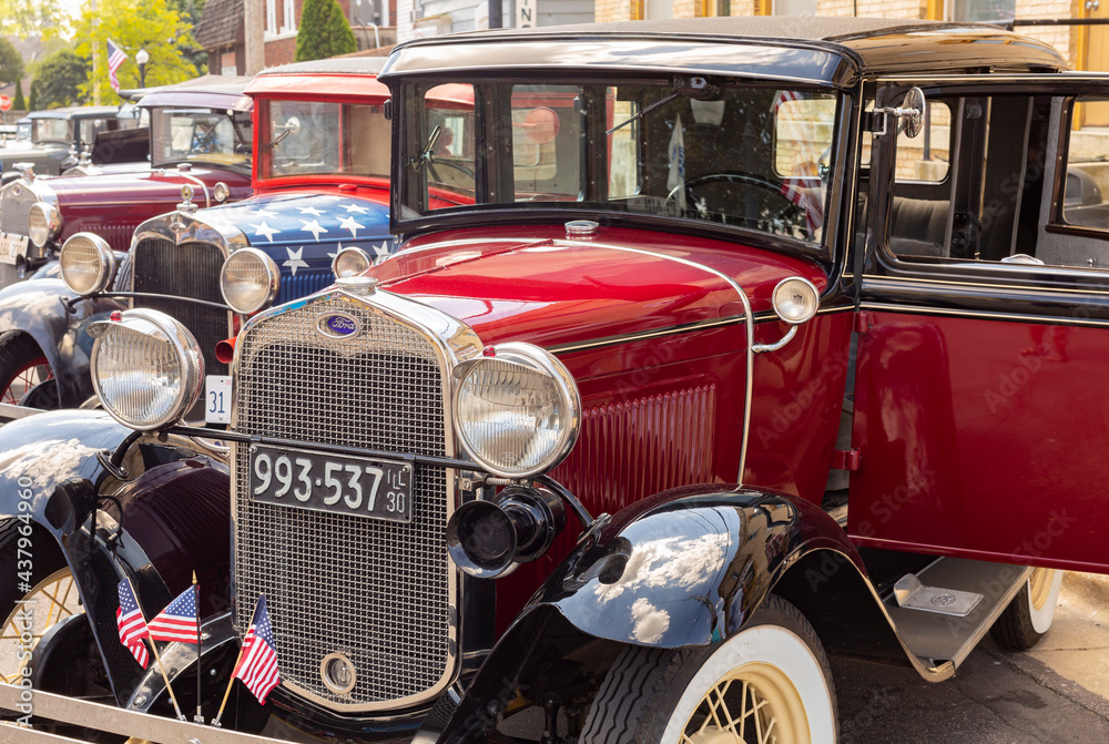 Stockfoto A restored, red, antique Ford car with three American flags ...