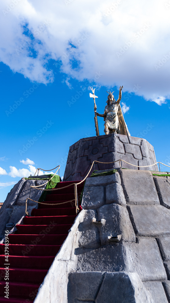 Estatua del Inca Pachacutec en la Plaza de Armas de Cusco, Perú. Mes ...