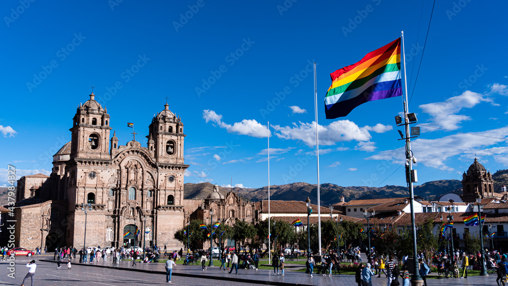 Bandera del tahuantinsuyo en la plaza de armas de Cusco, Perú con la ...