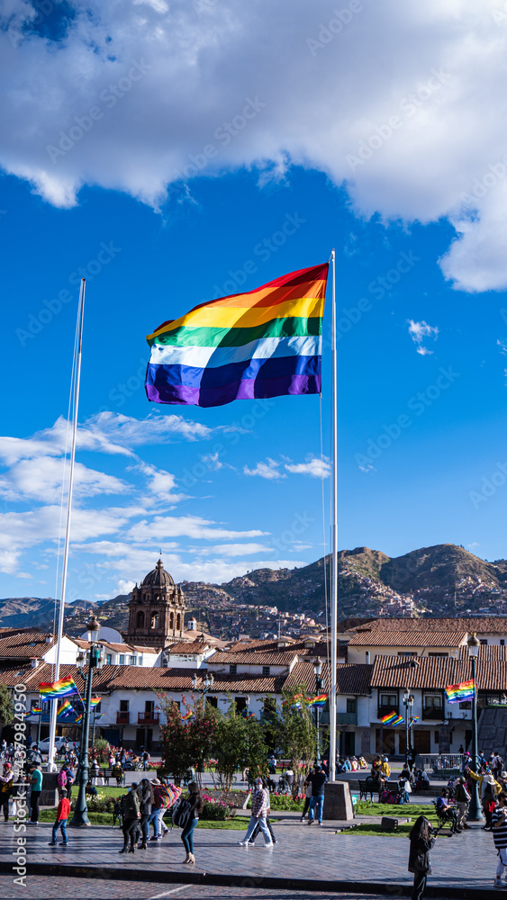 Bandera del Tahuantinsuyo en la Plaza de armas de Cusco, Perú. Photos ...