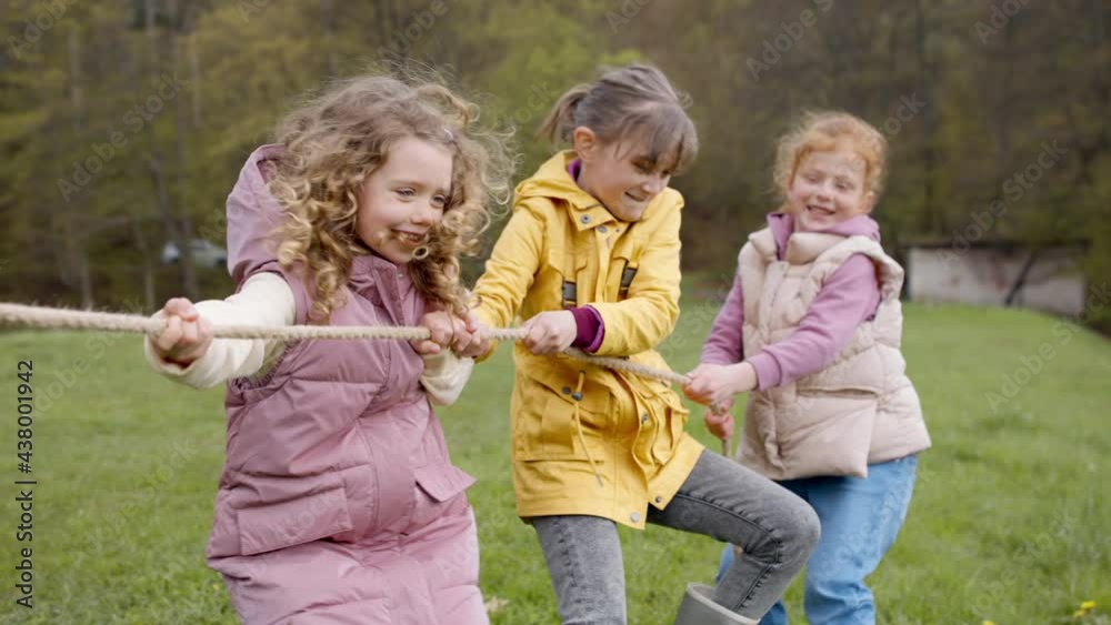 Vidéo Stock Group of school children doing rope pulling outside in ...
