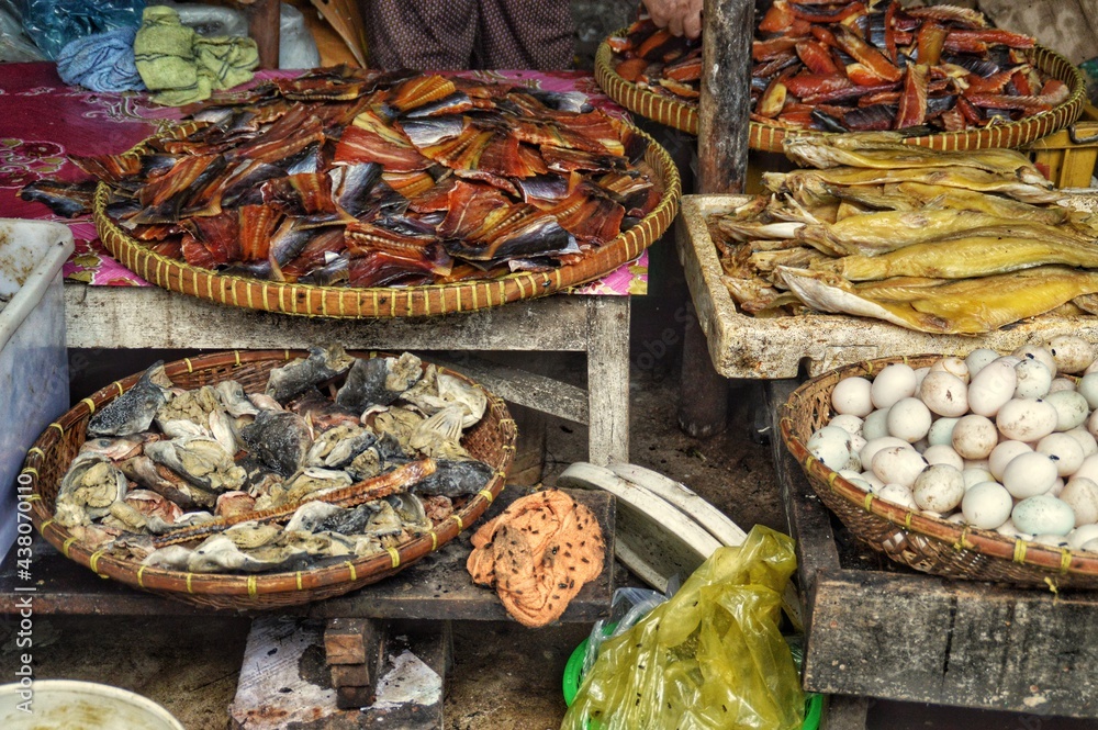 Foto de Market stall selling traditional khmer dried fish or trei ...