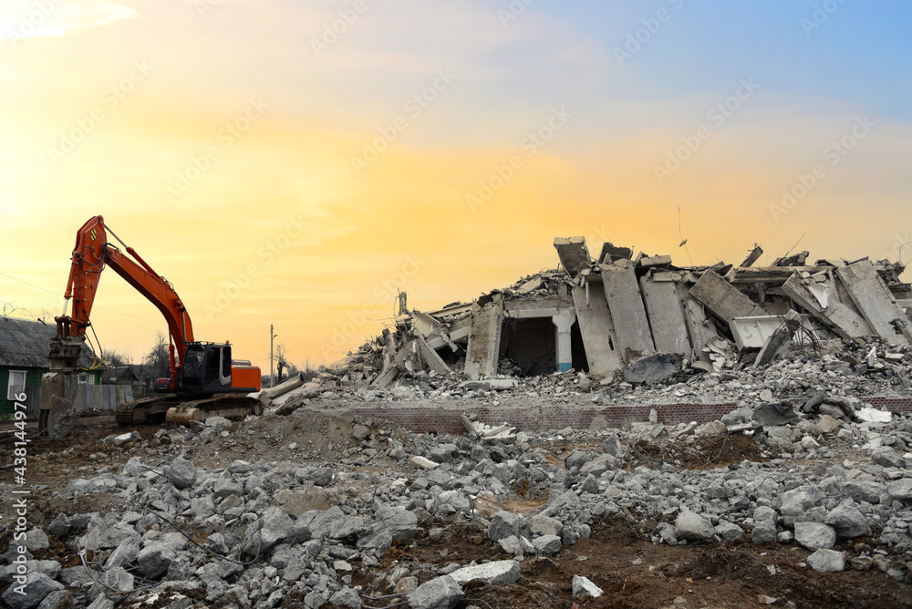 Excavator with hydraulic breaker hammer for the destruction of concrete ...