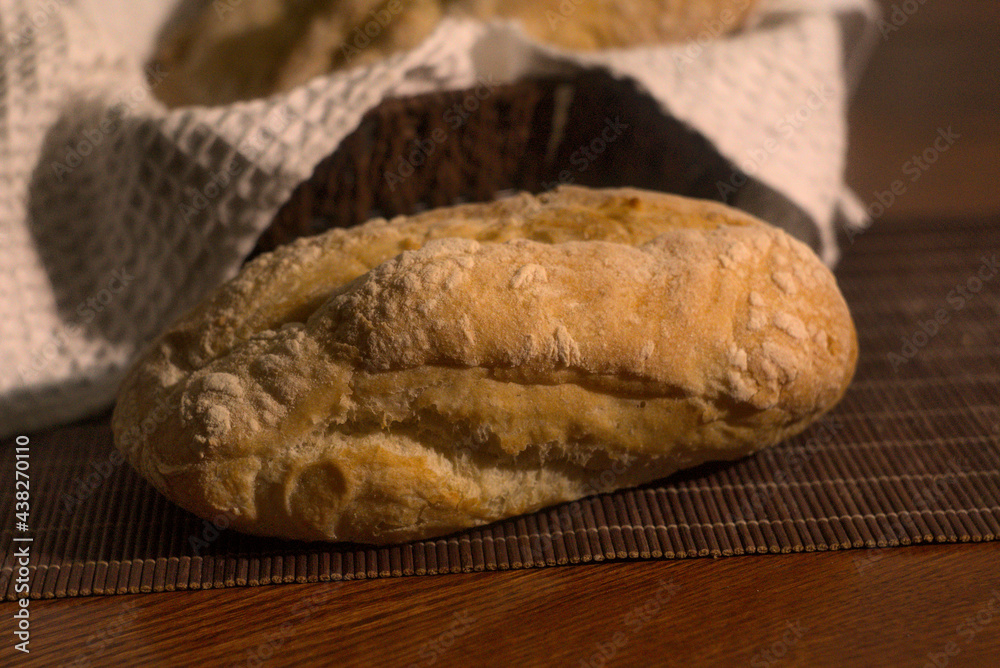 Foto de pan casero ciabatta, hecho en casa corteza, cascara pan masa ...