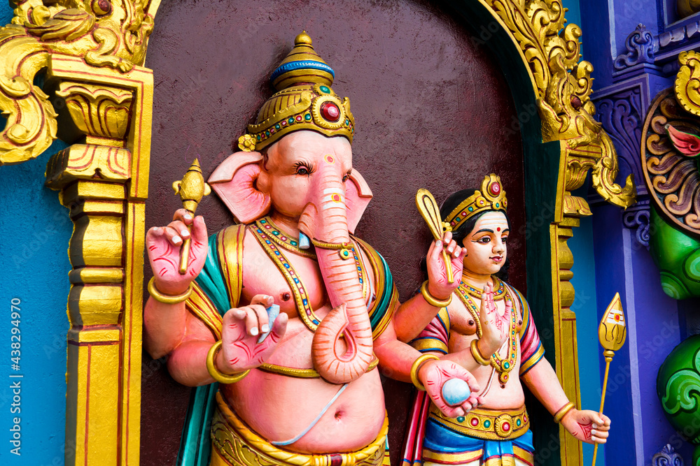 Foto de Hinduism Architecture and Statue of Batu caves - one of the ...