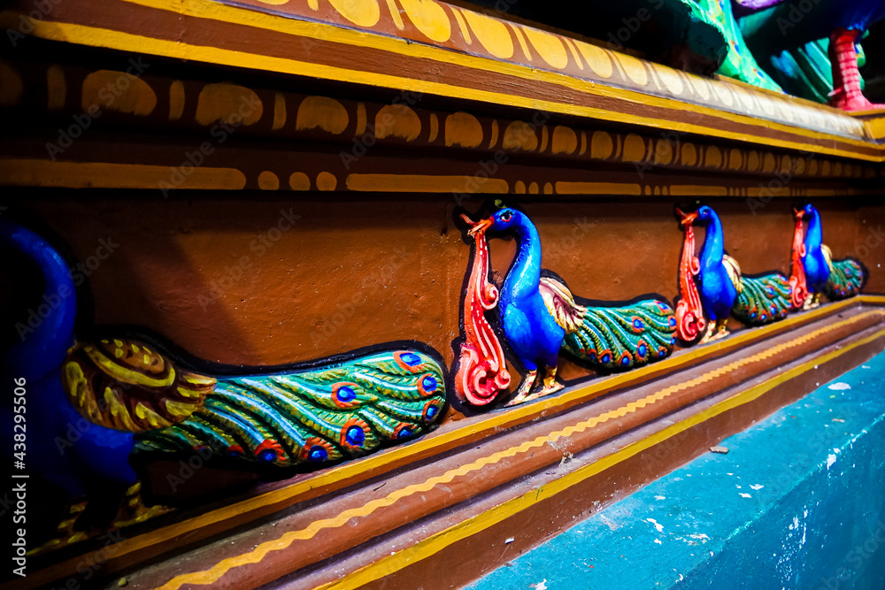 Foto de Hinduism Architecture and Statue of Batu caves - one of the ...