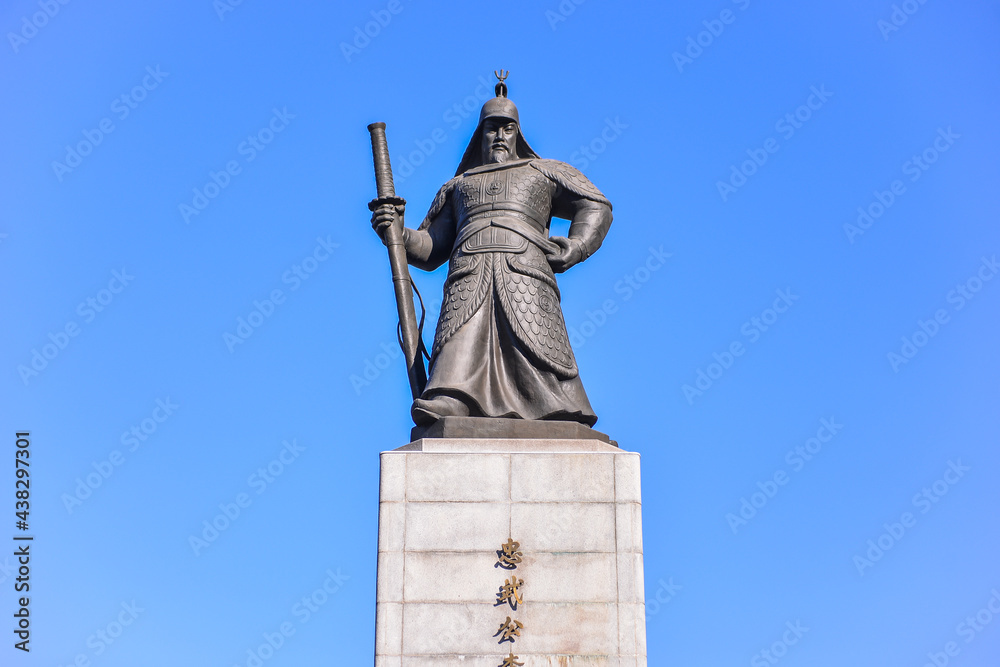 SEOUL, SOUTH KOREA - NOV 14, 2017: The Statue of Admiral Yi Sun-Shin ...