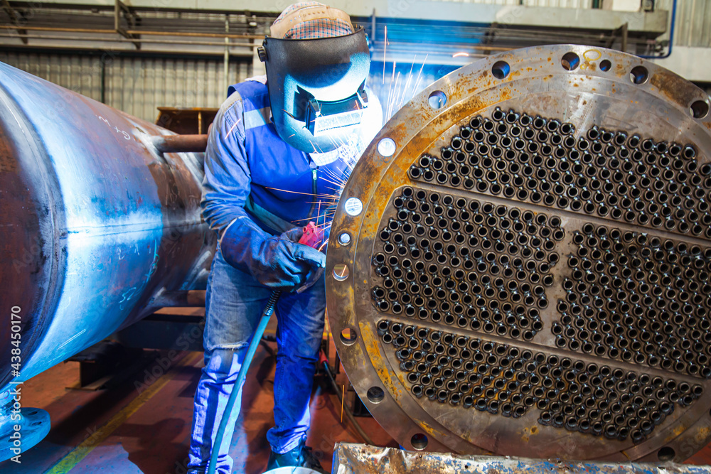 Welding male worker metal is part in machinery heat exchange flange ...
