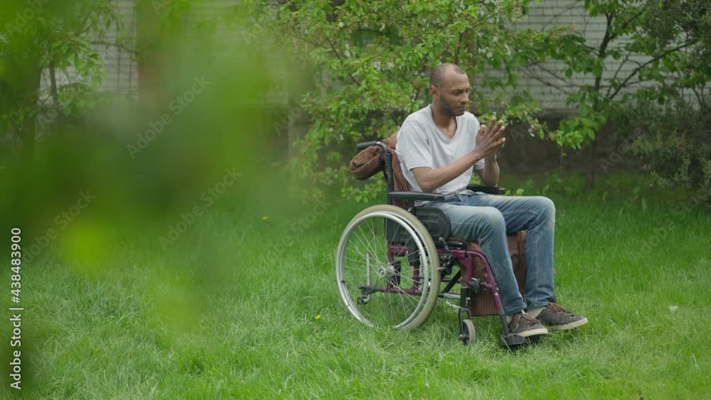 Vidéo Stock Wide shot of disabled man in wheelchair holding hands ...