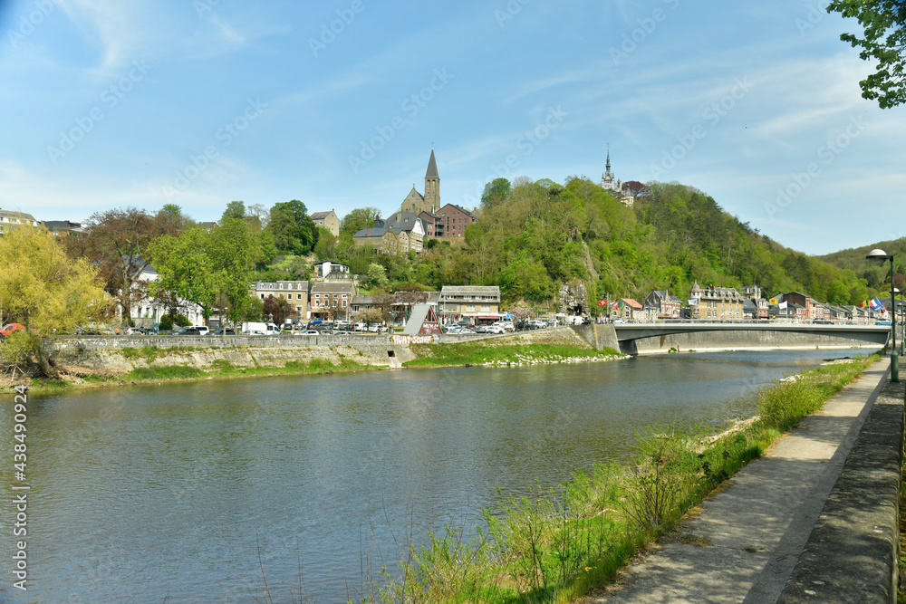 L'Ourthe et la ville d'Esneux avec le château Le Fy perché tout en haut ...