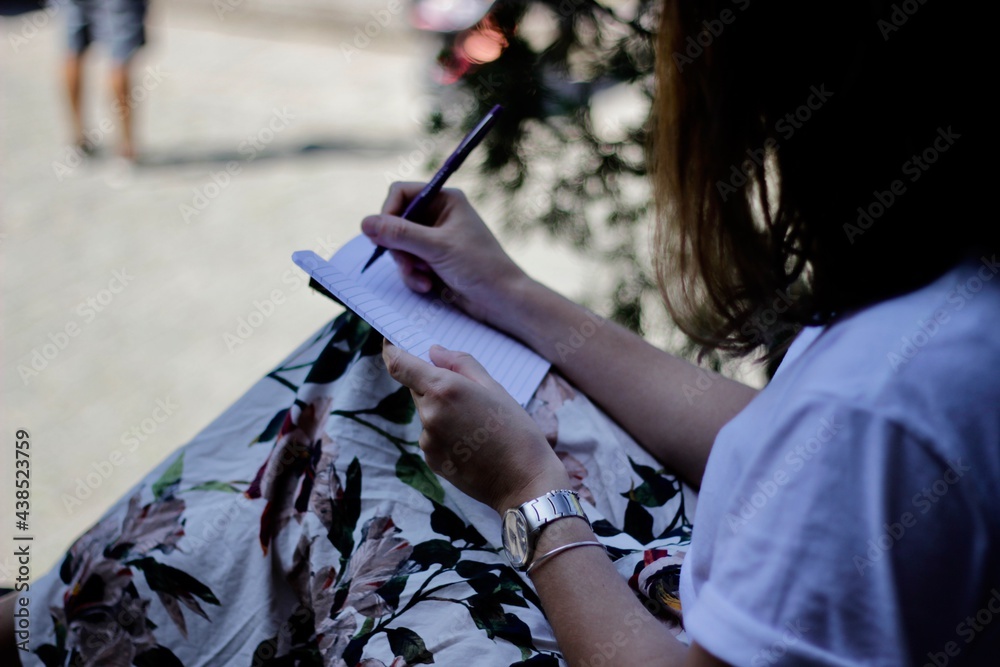 Mulher fazendo anotações - woman making notes Stock Photo | Adobe Stock