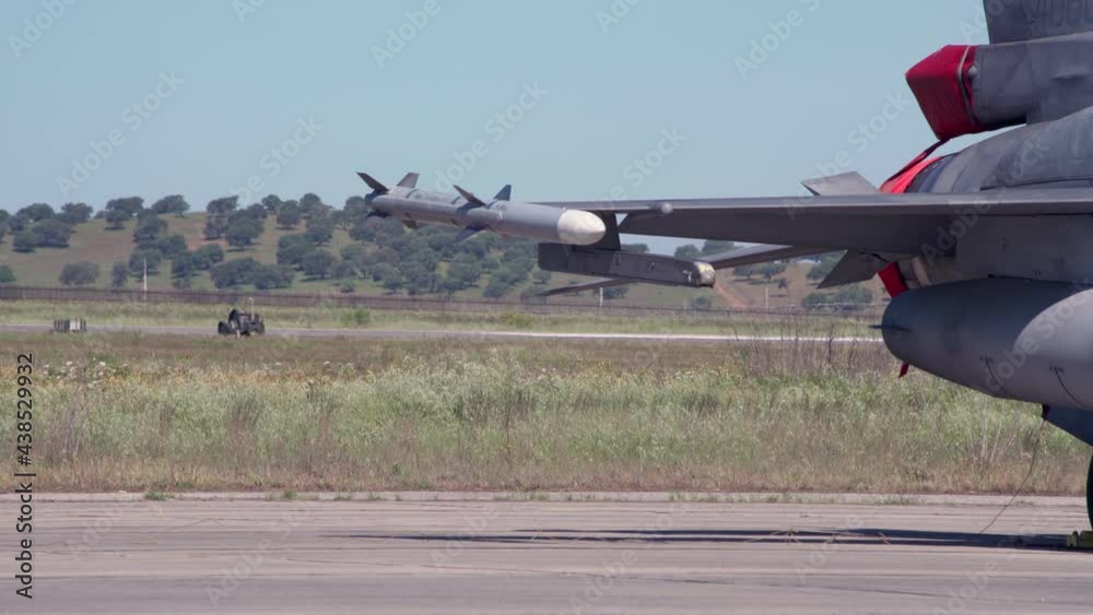 Vidéo Stock filming in motion, jet military, airplane, fighter, ready ...