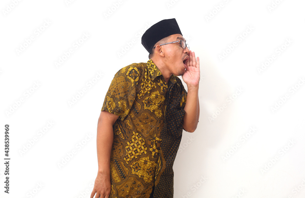 Portrait of Asian guy shouting loud, mouth open and hand cupped beside ...