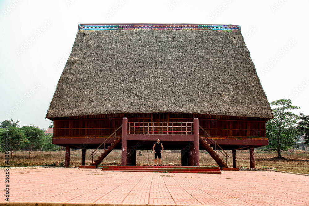 Foto de A tourist exploring a traditional architecture of a Bahnar ...