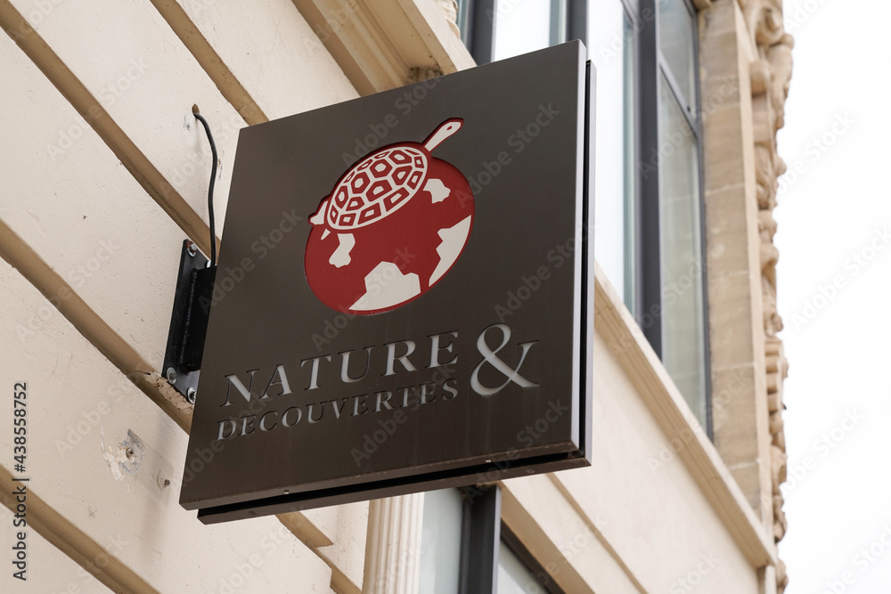 Nature et Decouvertes logo turtle sign and brand text store French ...