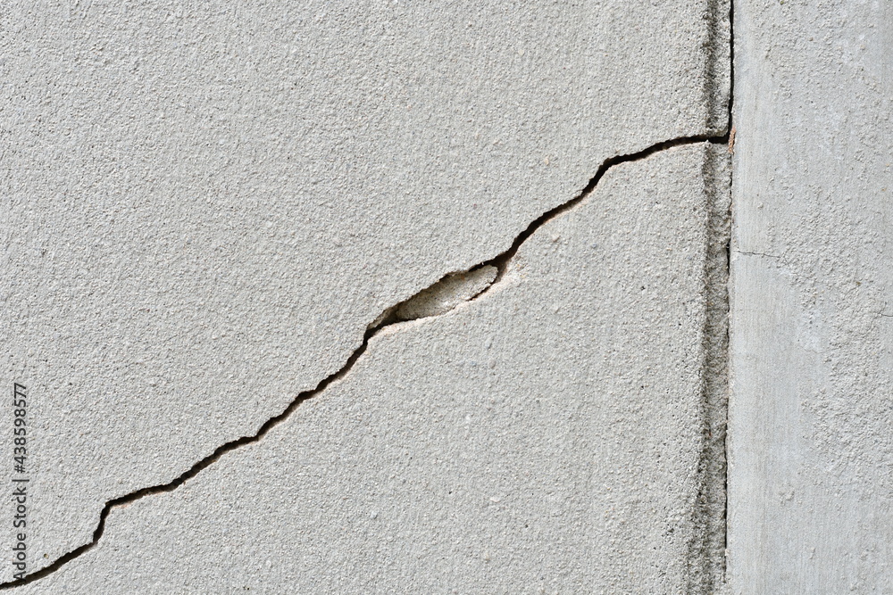 Cracked cement wall surface There are fissures on the walls, long marks ...