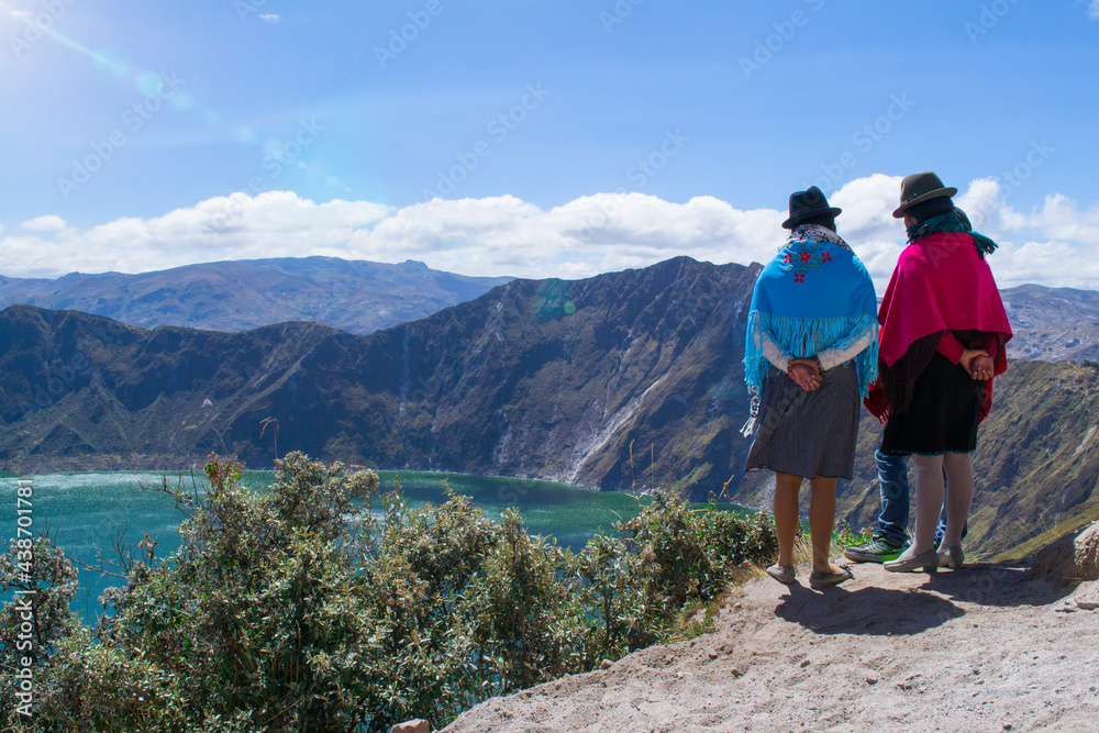 Foto de Indígenas Laguna de Quilotoa, Ecuador do Stock | Adobe Stock