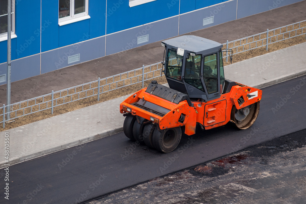 Roller machine designed for layer-by-layer compaction of loose, loosely ...