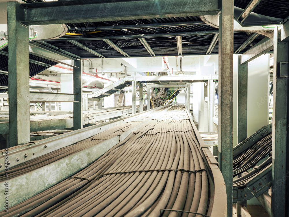 Foto de Power cables and instrument cables were installed with cable ...