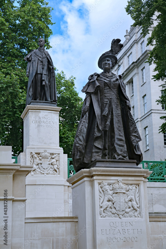 Foto de London, England - Statues of the Queen Elizabeth the Queen ...