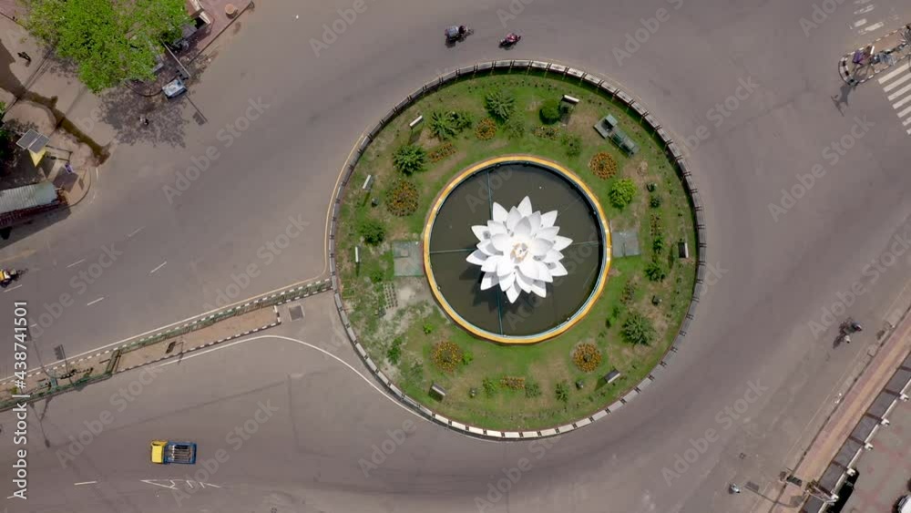 Vidéo Stock Aerial view of a roundabout with a lily point water ...