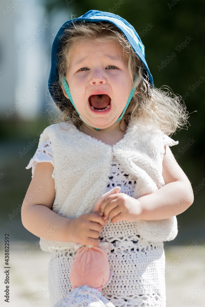 petite fille pleure, elle est triste et malheureuse Stock Photo | Adobe ...