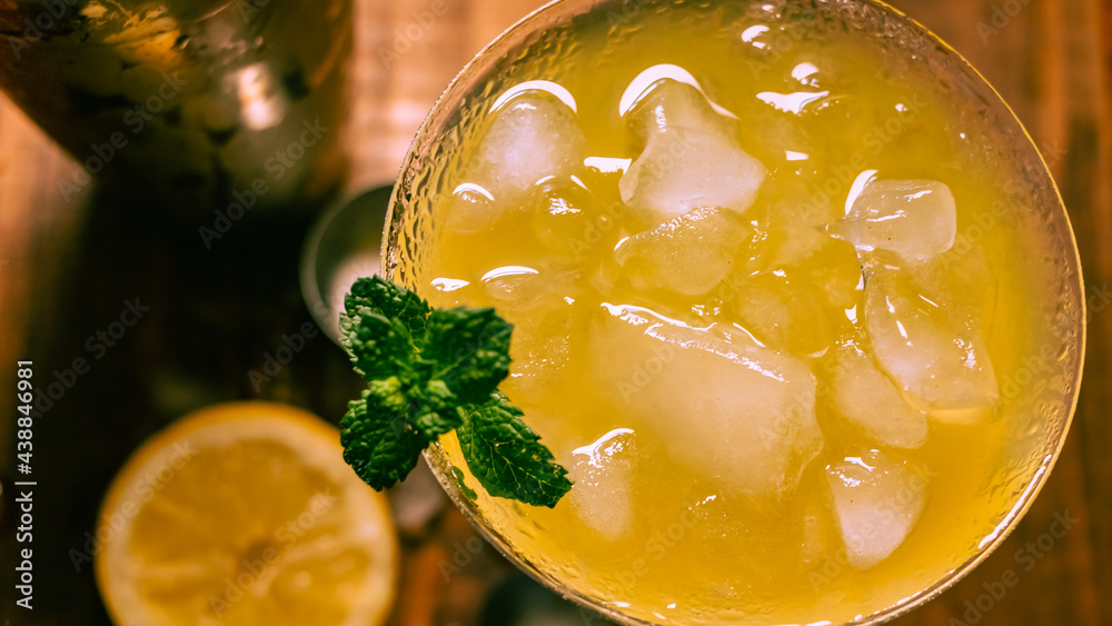 Foto de Cóctel mini mojito con zumo natural, ron y mucho hielo para ...