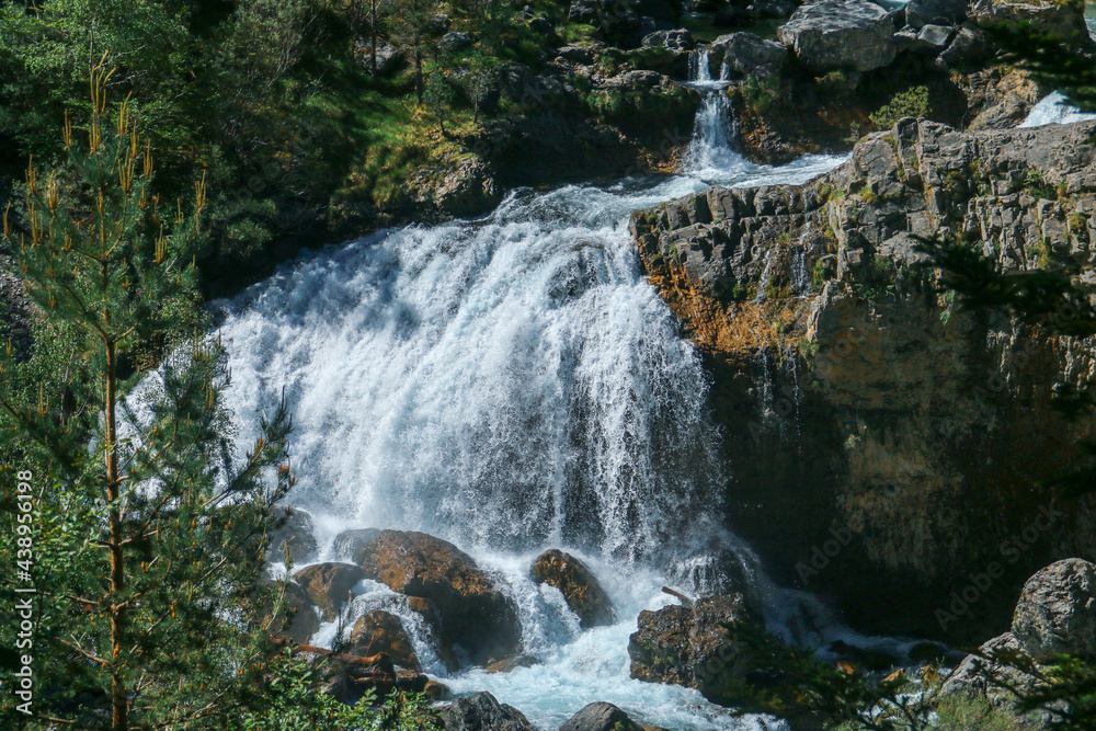 Cascada de Arripas en el Valle de Ordesa, Pirineos españoles, Huesca ...