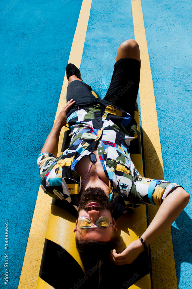 Foto de Fotografía lifestyle de chico joven con barba acostado. Zona ...