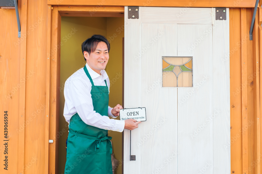 開店準備するカフェ・飲食店・レストランのスタッフ Stock Photo | Adobe Stock