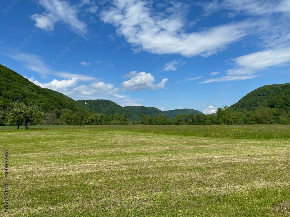Über dem Lenninger Tal zwischen Oberlenningen und Gutenberg hängen an ...