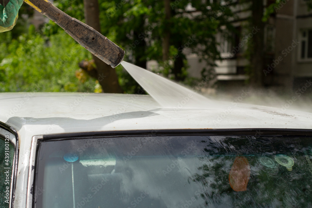 Washes the roof of the car. The flow of water from the hose to the car ...