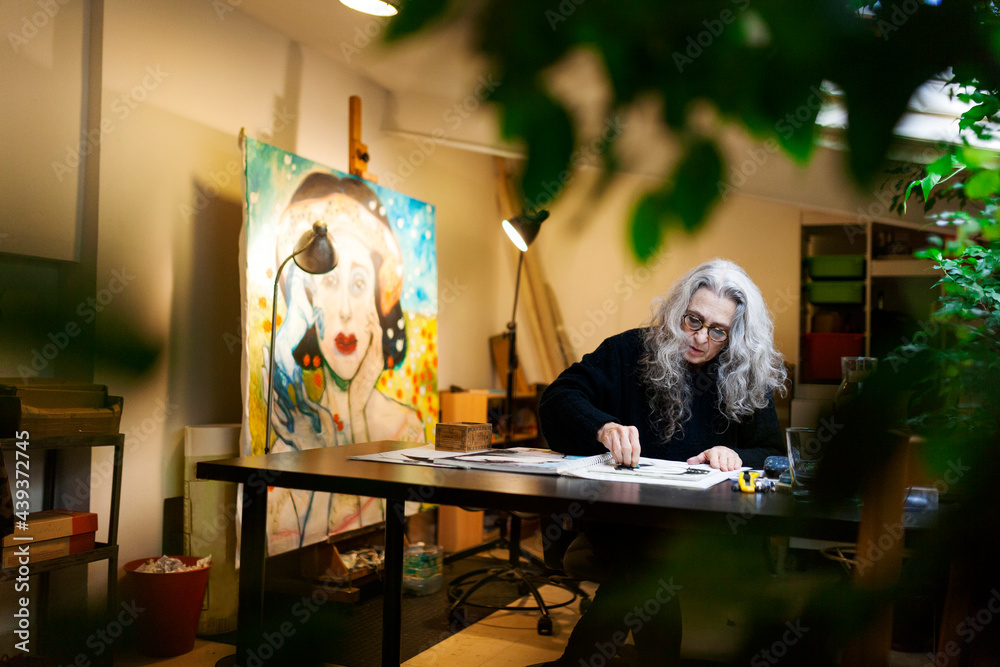 Artist hand drawing a portrait Stock Photo | Adobe Stock