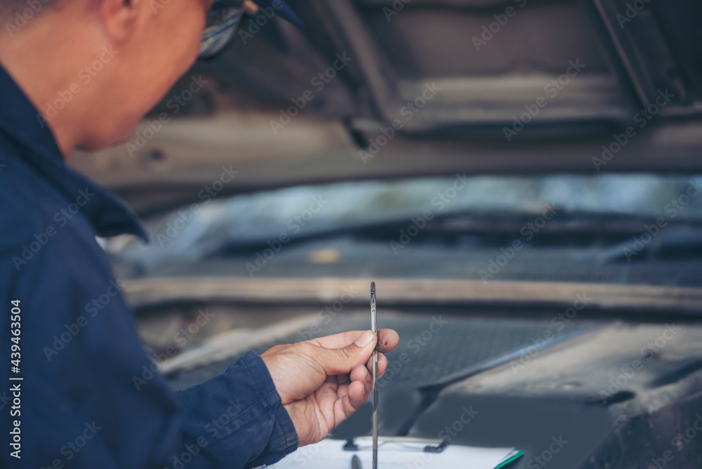 Car Mechanic man hand checking dipstick engine oil car mechanical on ...