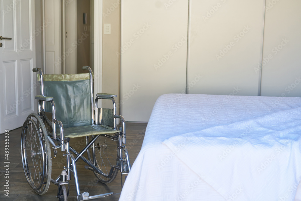 Leerer Rollstuhl und leeres Bett im Krankenhaus Stock Photo | Adobe Stock