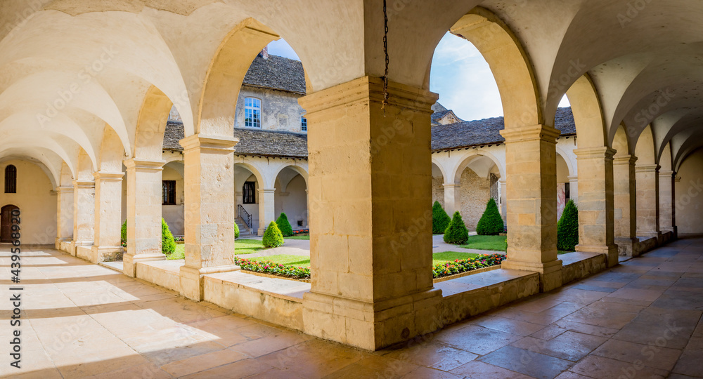 Panoramique du cloitre du Couvent des Augustins à Crémieu Stock Photo ...