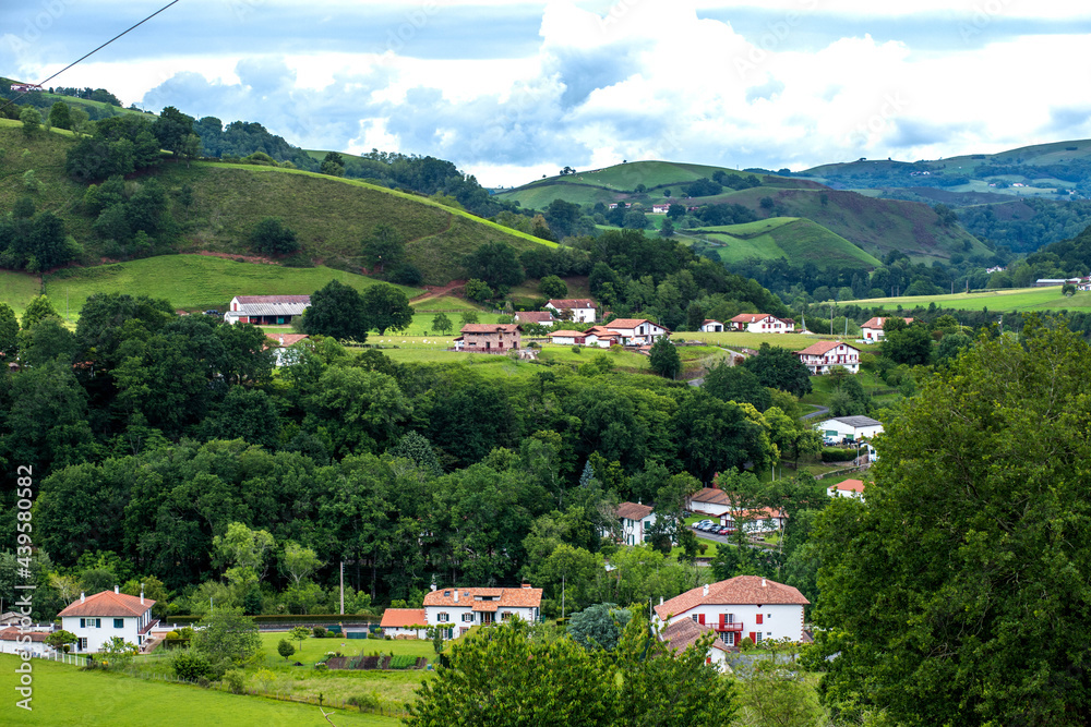 Paysage du pays basque avec des maisons basques et des montagnes Stock ...