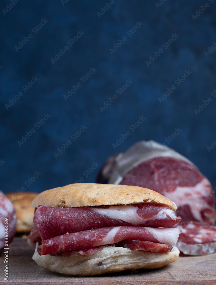 Sándwich de bondiola de carne de res. Concepto de alimentación ...