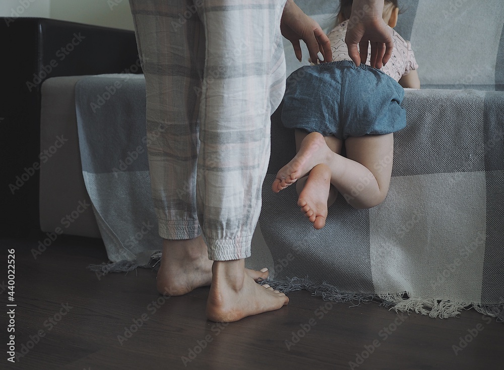 Foto de family photo, dad does his daughter's hair, kisses her, sits on ...