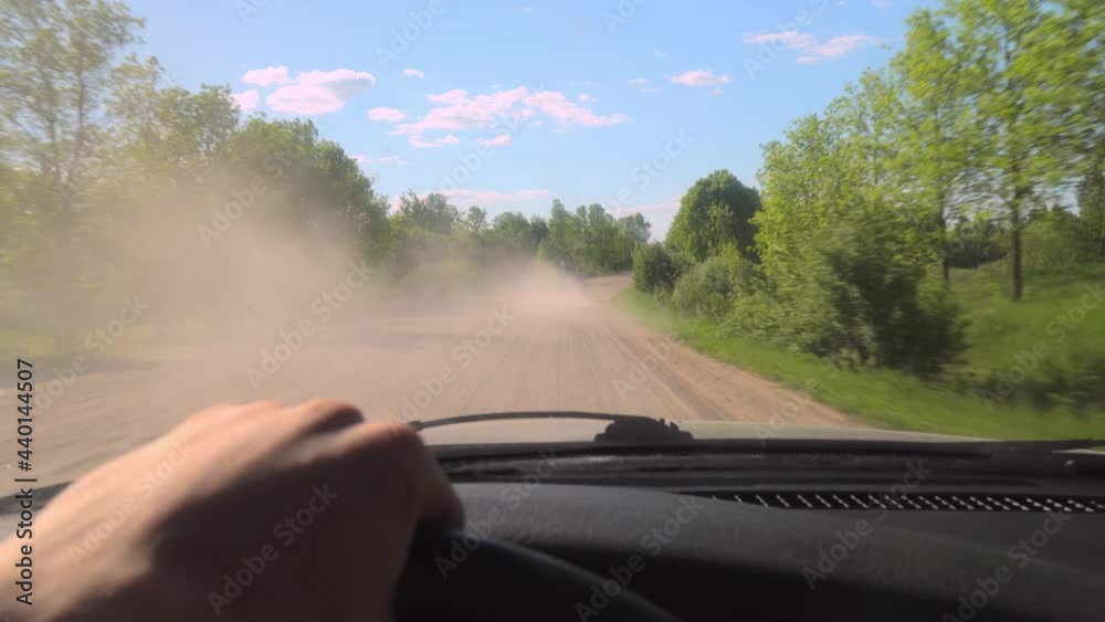 Vídeo do Stock: cars race for speed on a dirt gravel road, kicking up ...