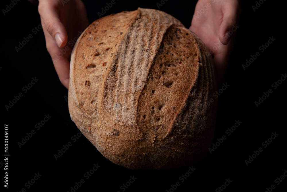 Hogaza de pan. Pan artesanal con semillas y marcas de harina Stock ...