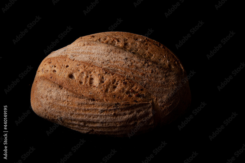 Hogaza de pan. Pan artesanal con semillas y marcas de harina Stock ...