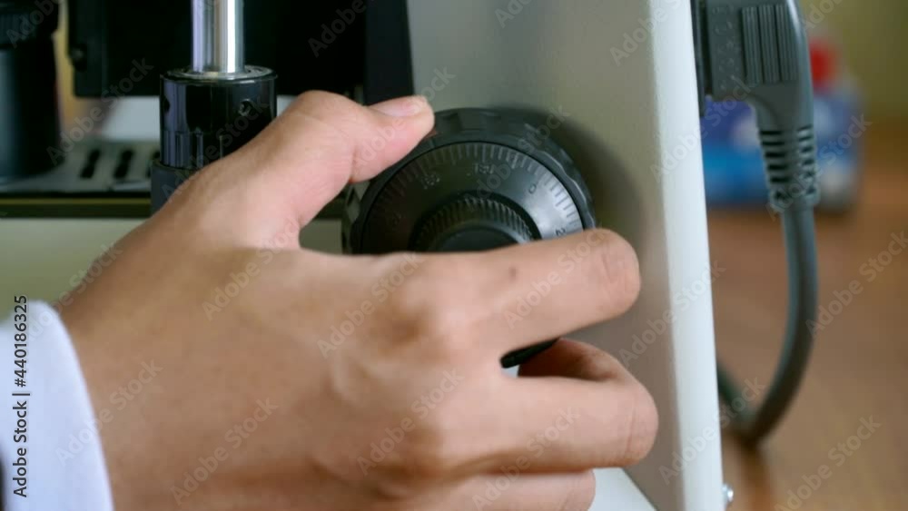 Vidéo Stock Close up of scientist hand looking for focus with focus ...