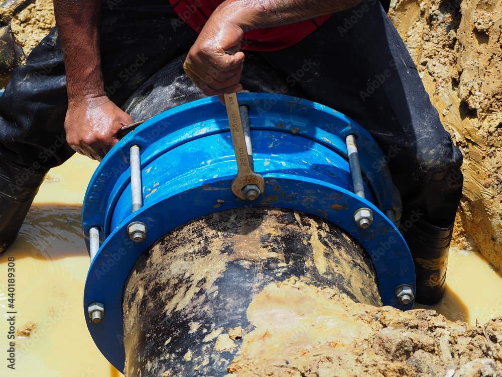 Installation of connectors on 350mm diameter ductile pipe pipes for ...