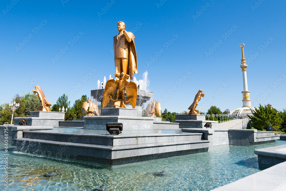 Foto de Saparmurat Niyazov statue of gold and Independence Monument in ...