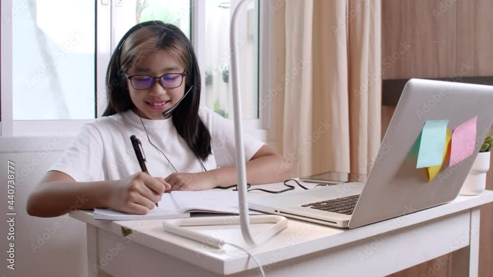 Vidéo Stock 4K Learn from hone concept. Asian girl student learning ...