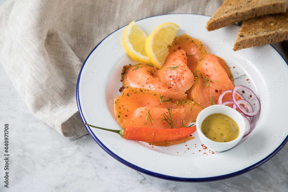 Asia Art Gravlax Graved Lachs, ein roh gebeizter Fisch mit Zitronengras ...