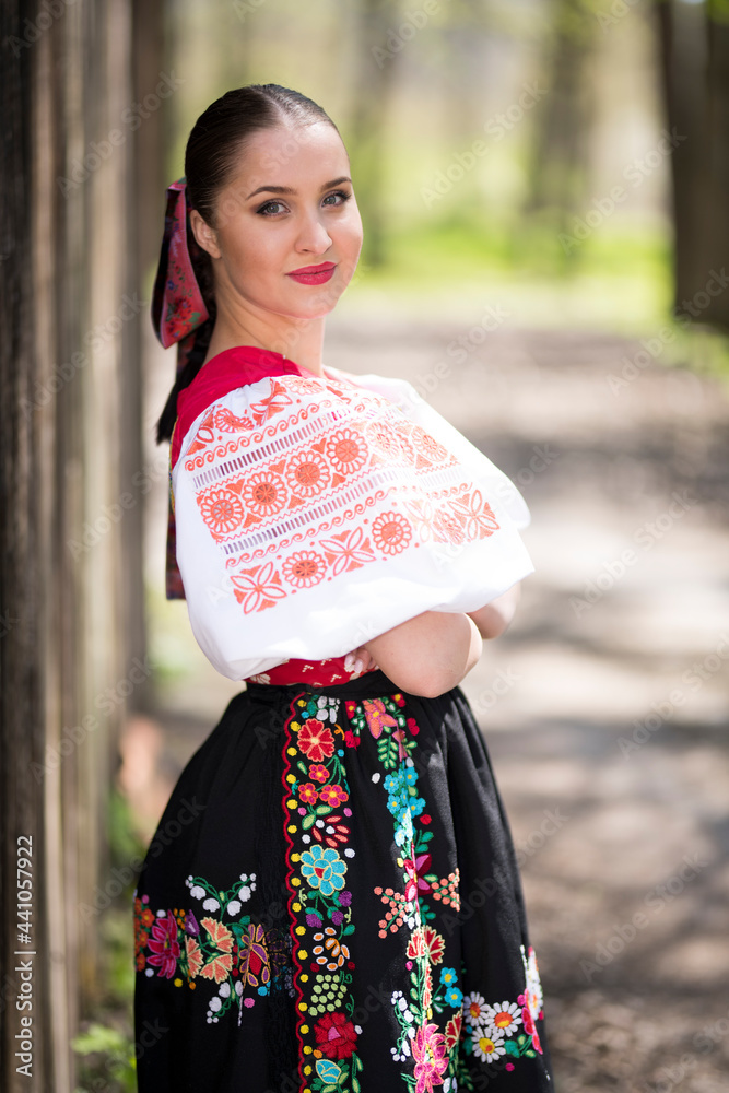 Belle jeune femme slovaque en costume traditionnel. folklore slovaque ...