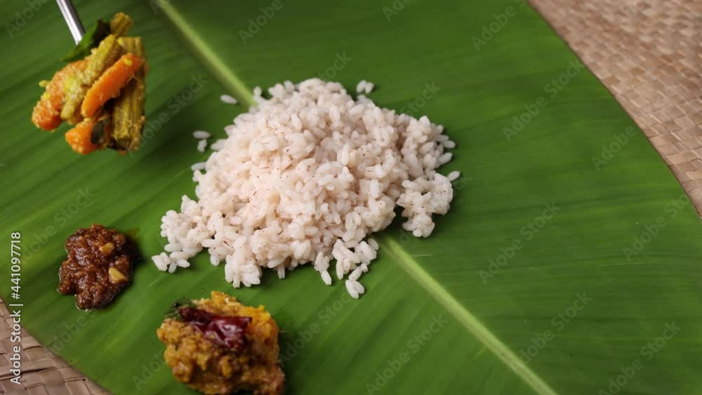 Video „Serving curry for Onam sadhya Kerala Matta rice Kerala Red rice ...