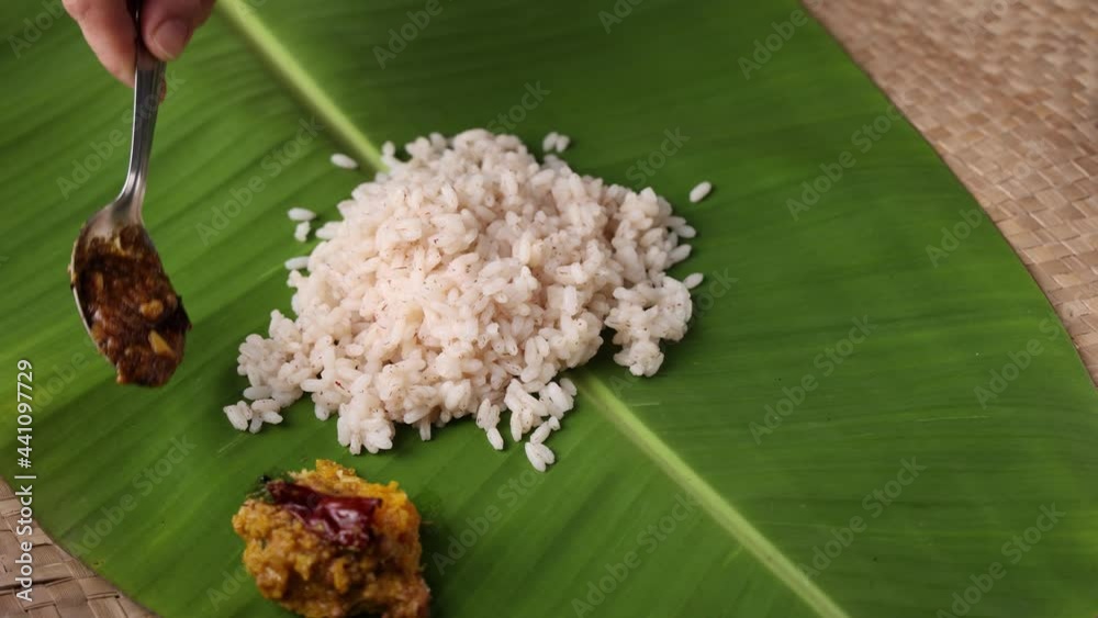 Vídeo do Stock: Serving curry for Onam sadhya Kerala Matta rice Kerala ...